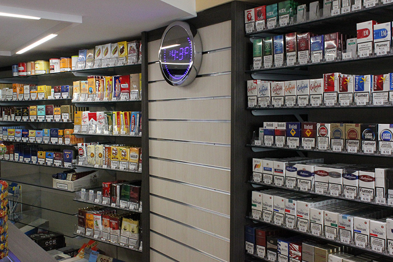 Arredamento tabaccheria Torino, arredo negozio sigarette.